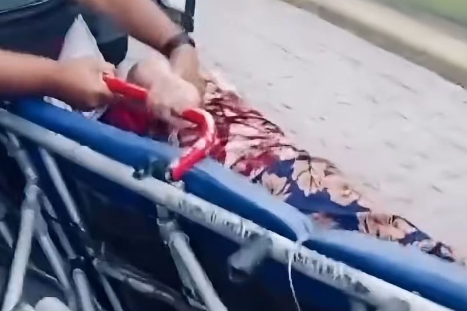 Idosa cai de maca durante transferência para ambulância em unidade de ...