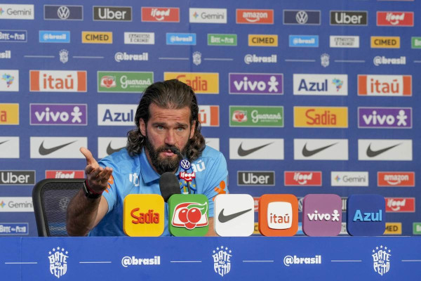 Alisson celebra terceiro Mundial pelo Brasil e garante capacidade ...