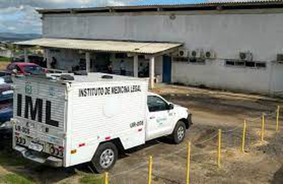 Homem tenta matar ex-companheira com facão, assassina mulher na rua e ... Homem tenta matar ex-companheira com facão, assassina mulher na rua e ...
