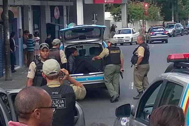Bandidos Fazem Reféns Em Assalto A Banco Na Estrada Do Arraial Local