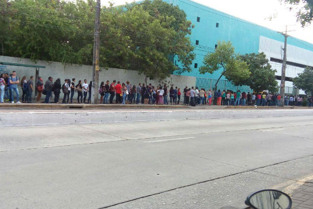 Fila gigantesca reúne interessados em processo seletivo da Contax ...