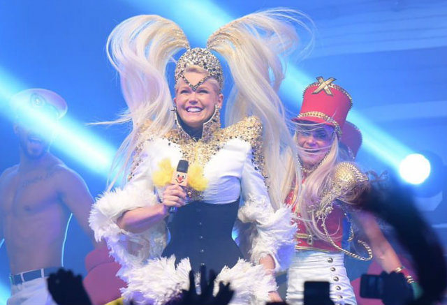 Xuxa faz show nostálgico para ex-baixinhos com nave, paquidrags e ...
