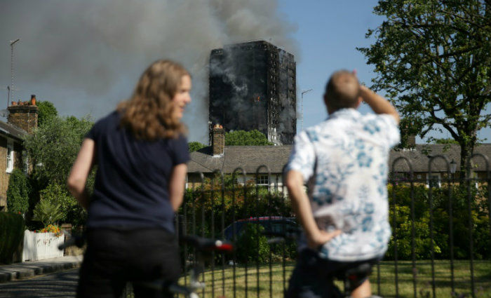 Sobreviventes De Incêndio Em Londres Relatam Momentos De Desespero