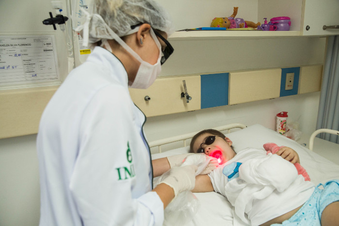 Laserterapia cura a dor de crianças em tratamento contra o câncer ...
