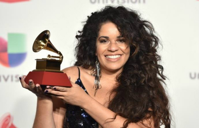 Cantora Anaadi lamenta 'ameaça neofascista' no Brasil ao receber Grammy ...