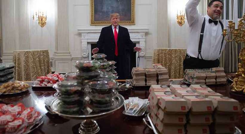 Em meio a paralisação, Trump serve fast food para visitantes na Casa ...