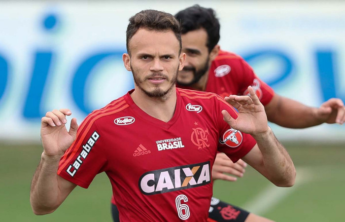 Lateral-esquerdo do Flamengo é atacado e chamado de 'paraíba' nas redes ...