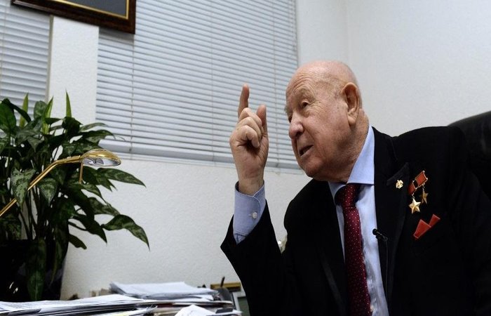 Morre Alexeï Leonov, primeiro homem a fazer uma caminhada no espaço ...