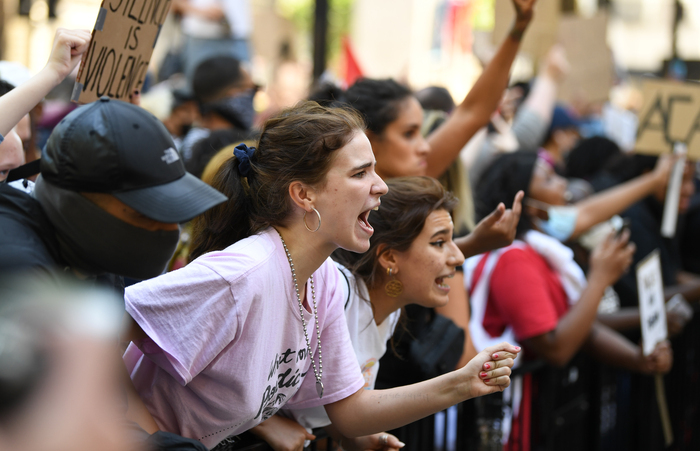 Protestos contra racismo saem dos EUA e chegam em Londres, Berlim e ...