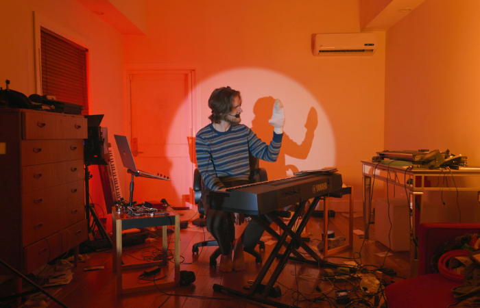 Crítica: 'Bo Burnham: Inside' é a obra definitiva sobre comédia e ...