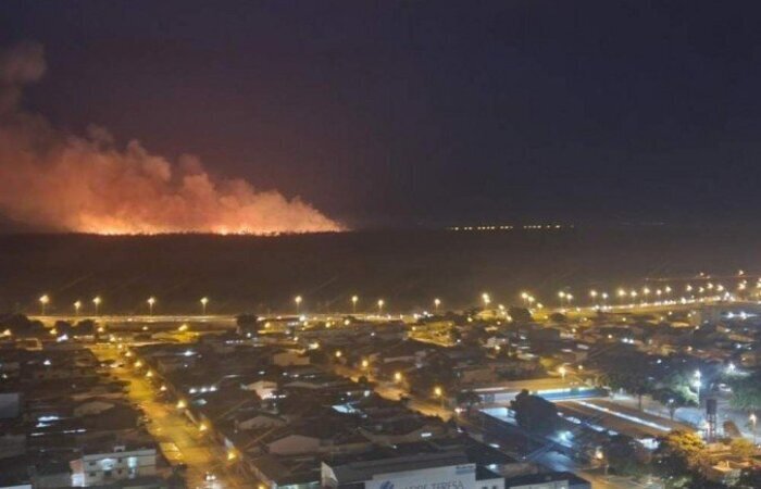 Incêndio consome parte da Floresta Nacional de Brasília nesta quarta (8 ...