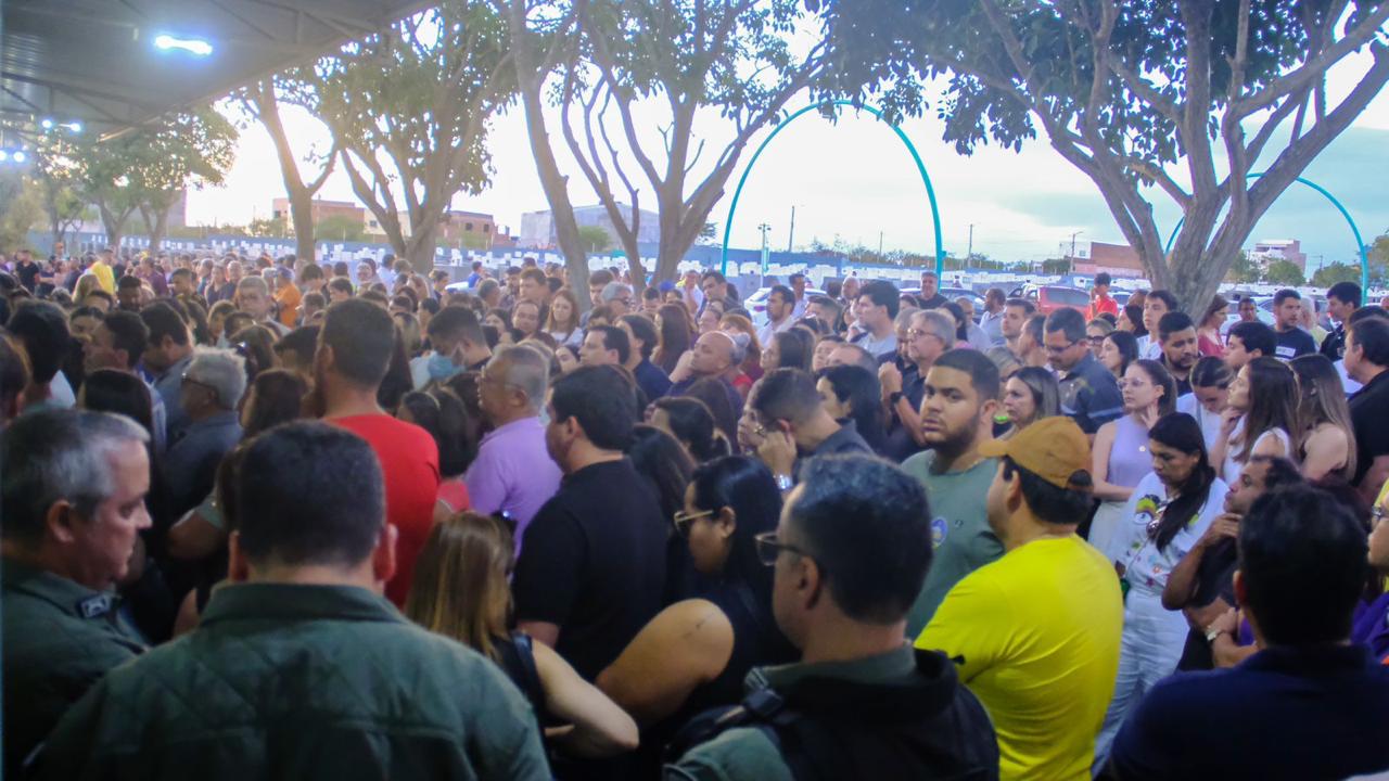 Enterro de Fernando Lucena, marido de Raquel Lyra, reúne centenas de ...