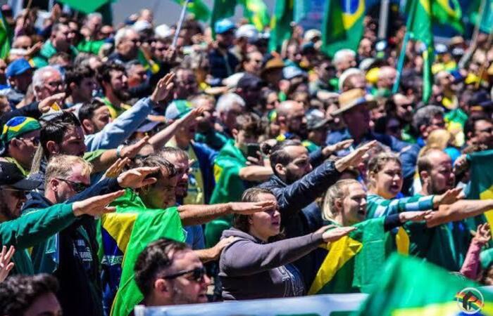 Manifestantes fazem saudação nazista durante execução do Hino Nacional ... Manifestantes fazem saudação nazista durante execução do Hino Nacional ...