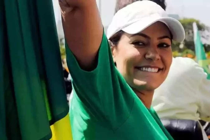 Ex-primeira dama Michelle volta dos EUA sem ex-presidente Bolsonaro ...