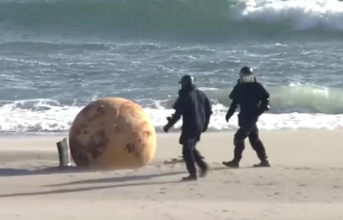 Bola misteriosa aparece em praia no Japão; polícia investiga o que é ...