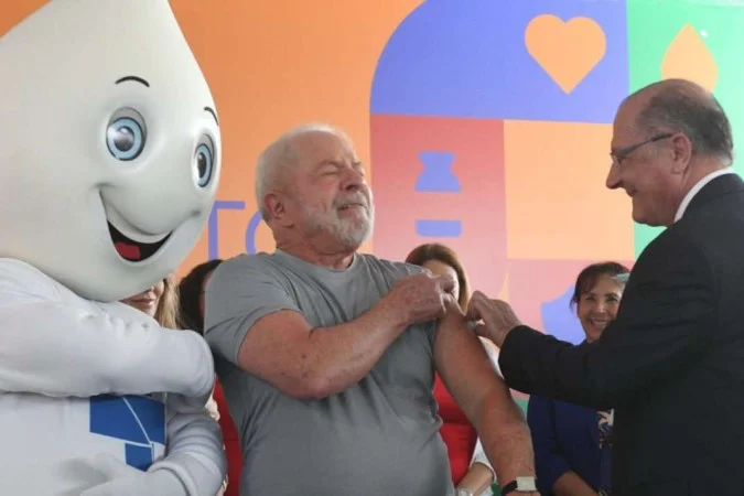 Alckmin aplica dose de reforço bivalente contra covid-19 em Lula | DP ...