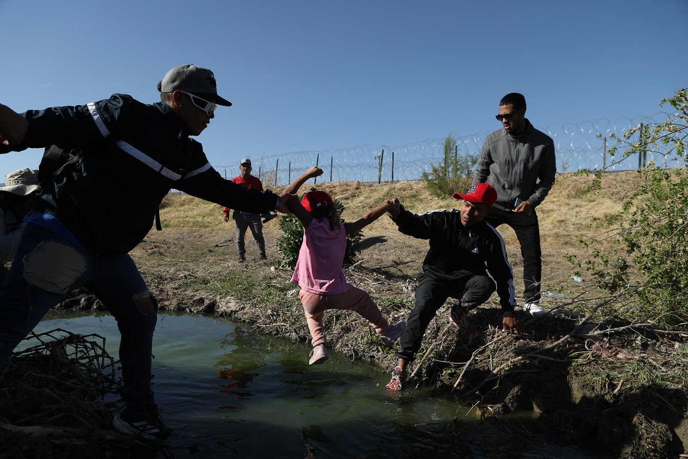 Quase mil migrantes atravessam fronteira México-EUA após tragédia em ...