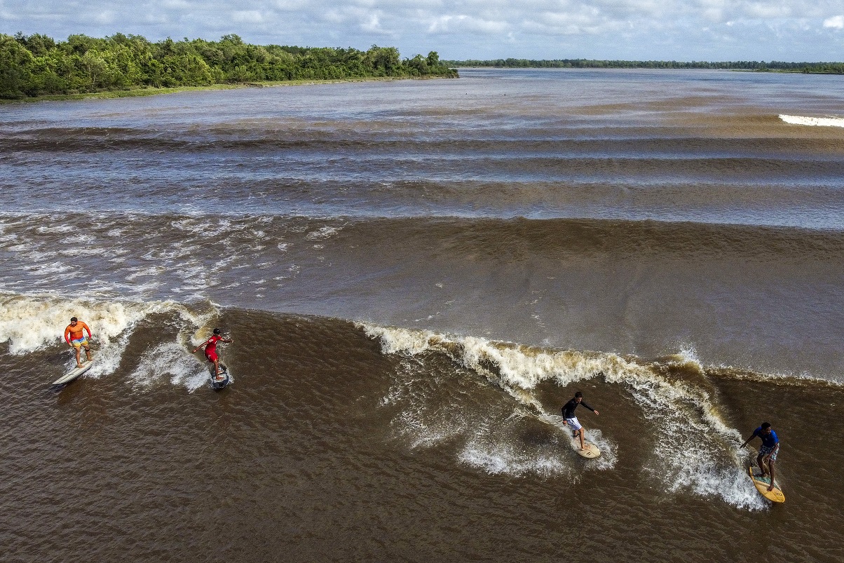Domar a pororoca, um desafio para os surfistas na Amazônia legal ...