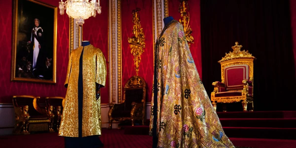 Ouro e bordados, as vestes cerimoniais da coroação de Charles III ...
