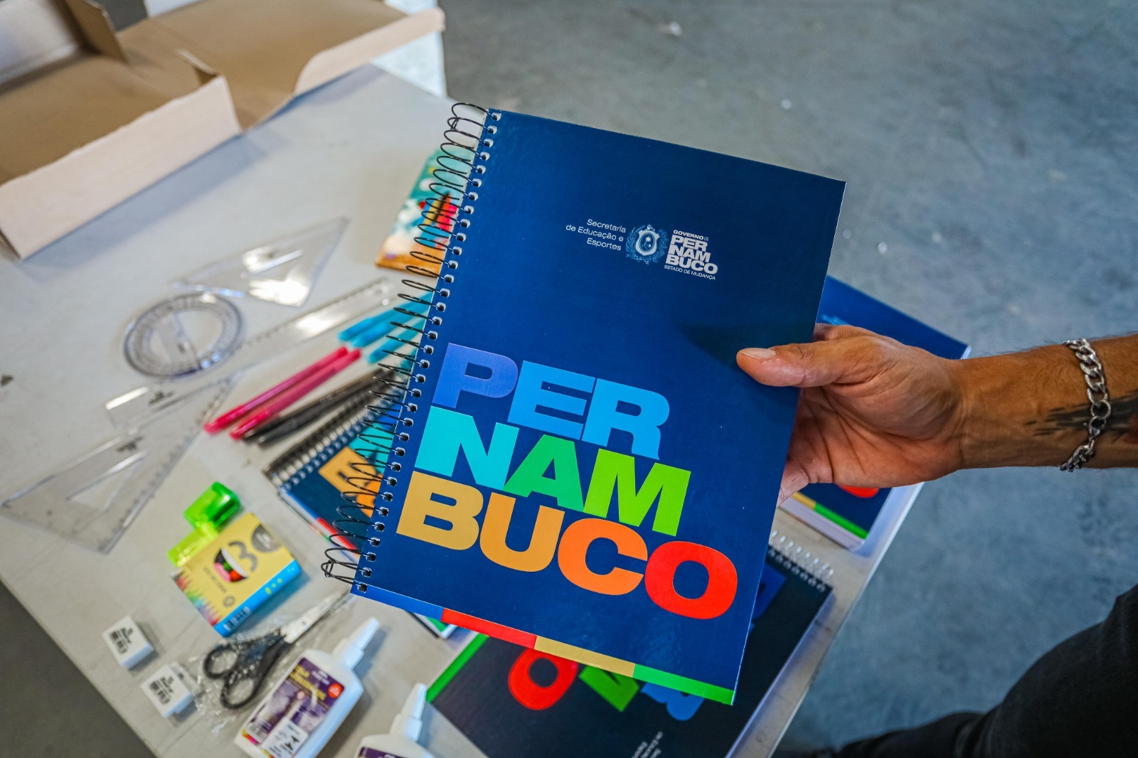 Escolas da rede estadual começam a receber kit escolar e fardamento ...