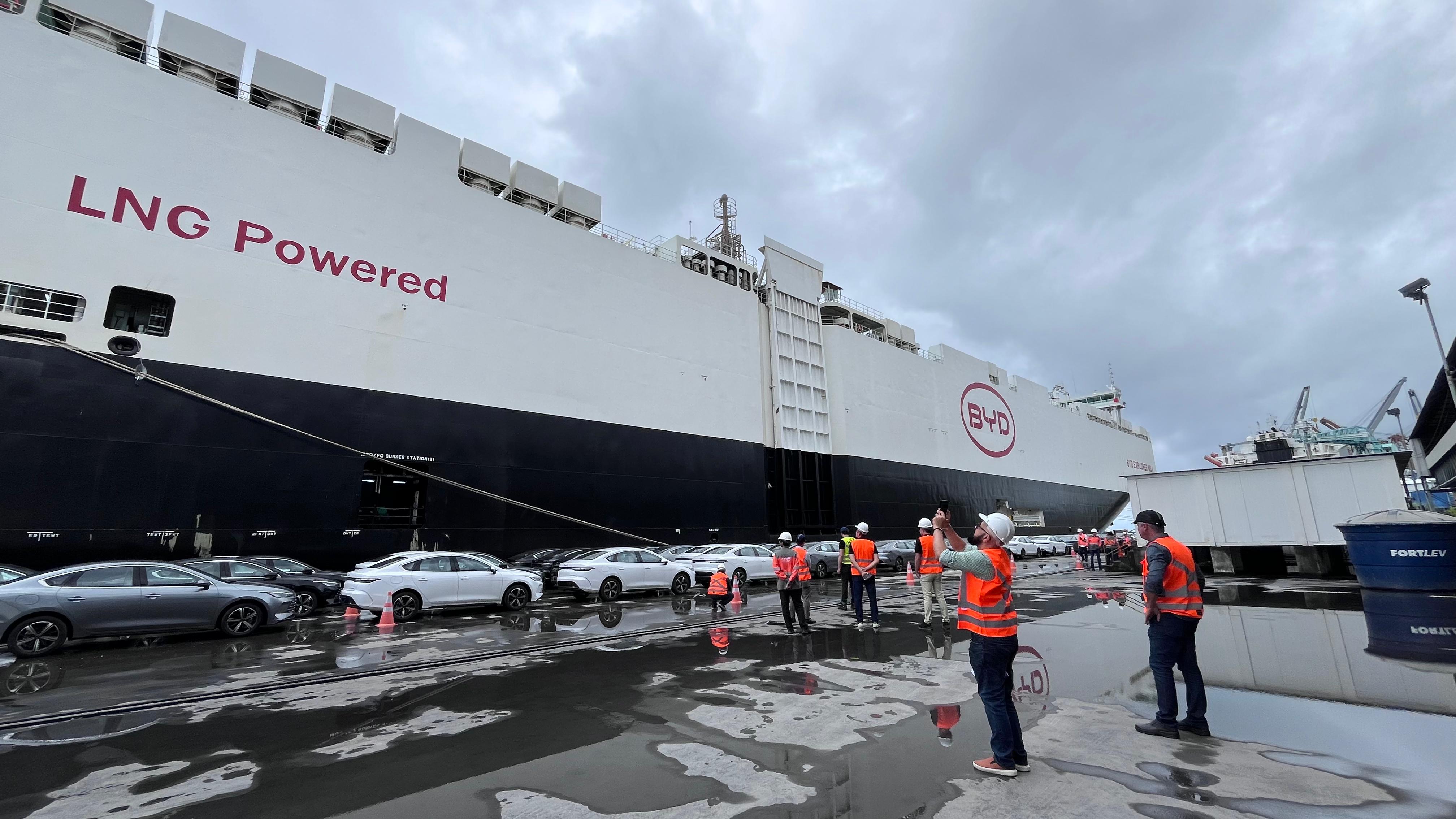 Com mais de 5 mil veículos, navio da BYD chega ao Brasil pela 1ª vez e ...